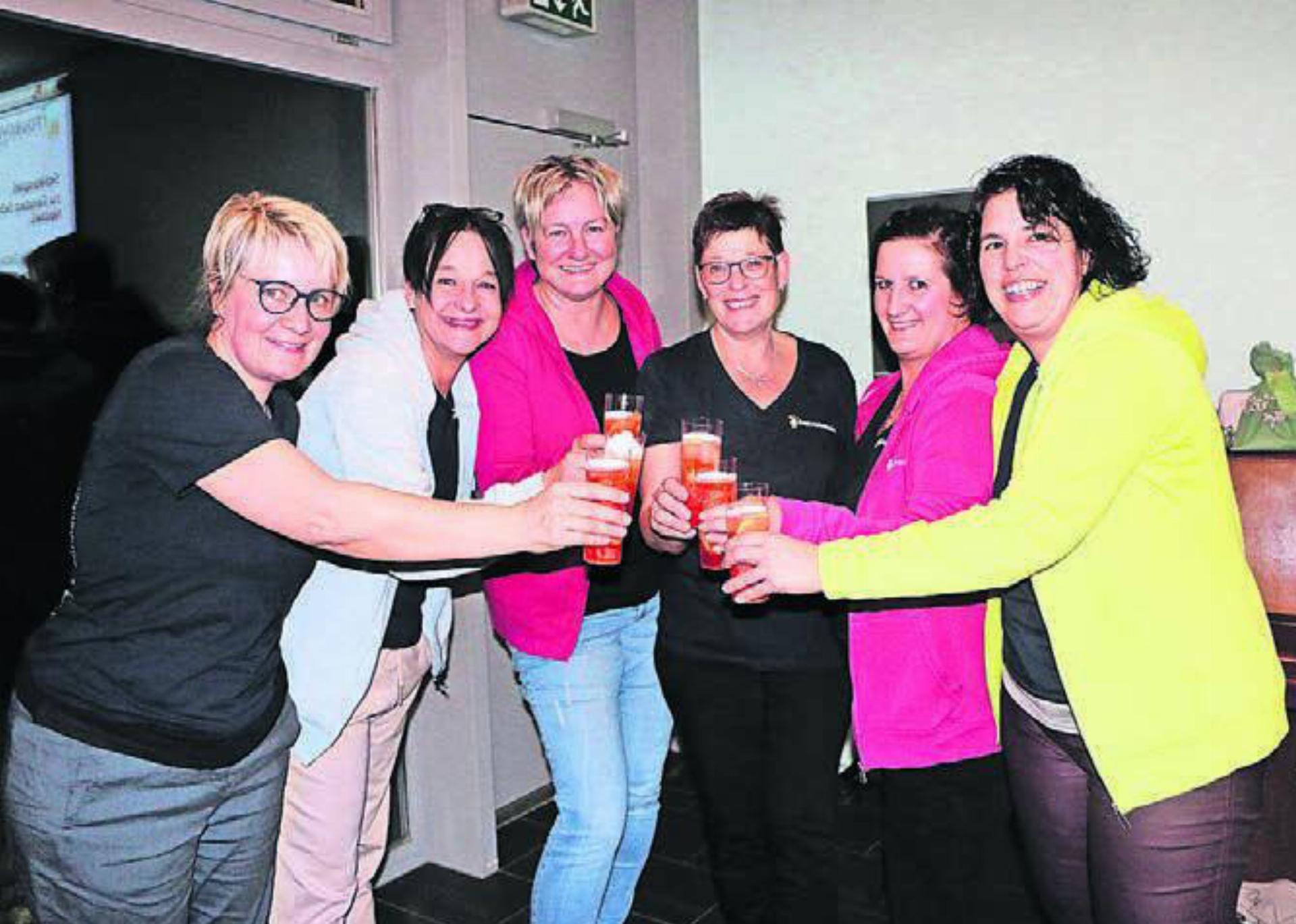 Anstossen auf eine erfolgreiche Zukunft (von links): Regula Peterhans, Sandra Joho, Nicole Salm ...