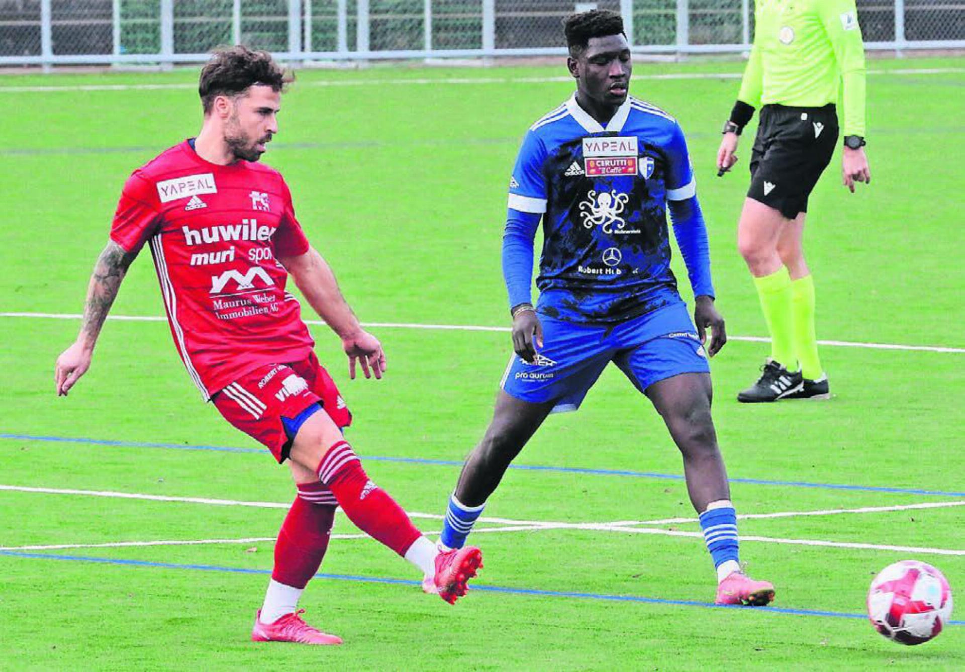 Zidane Vaz (rechts) gegen Muris Davide D’Acunto. Der Mittelfeldspieler ...