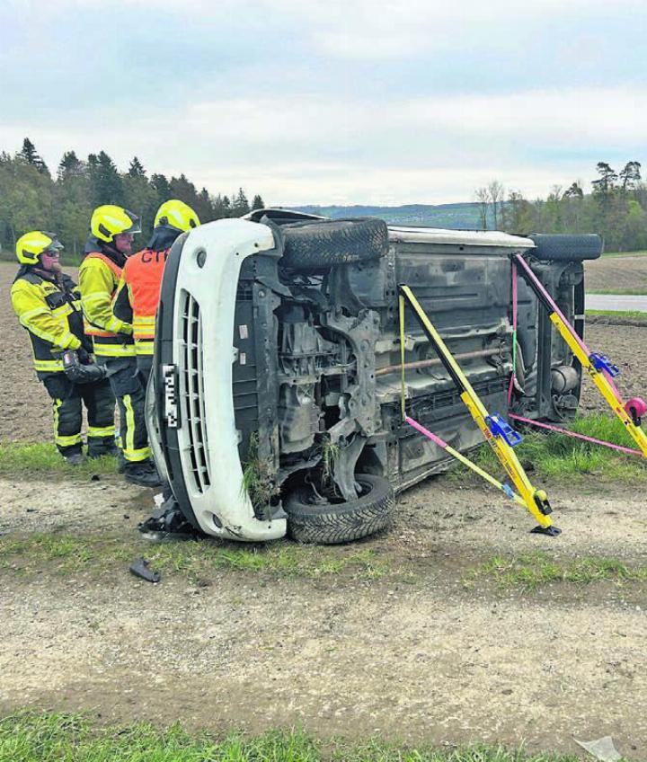 Beifahrerin eingeklemmt