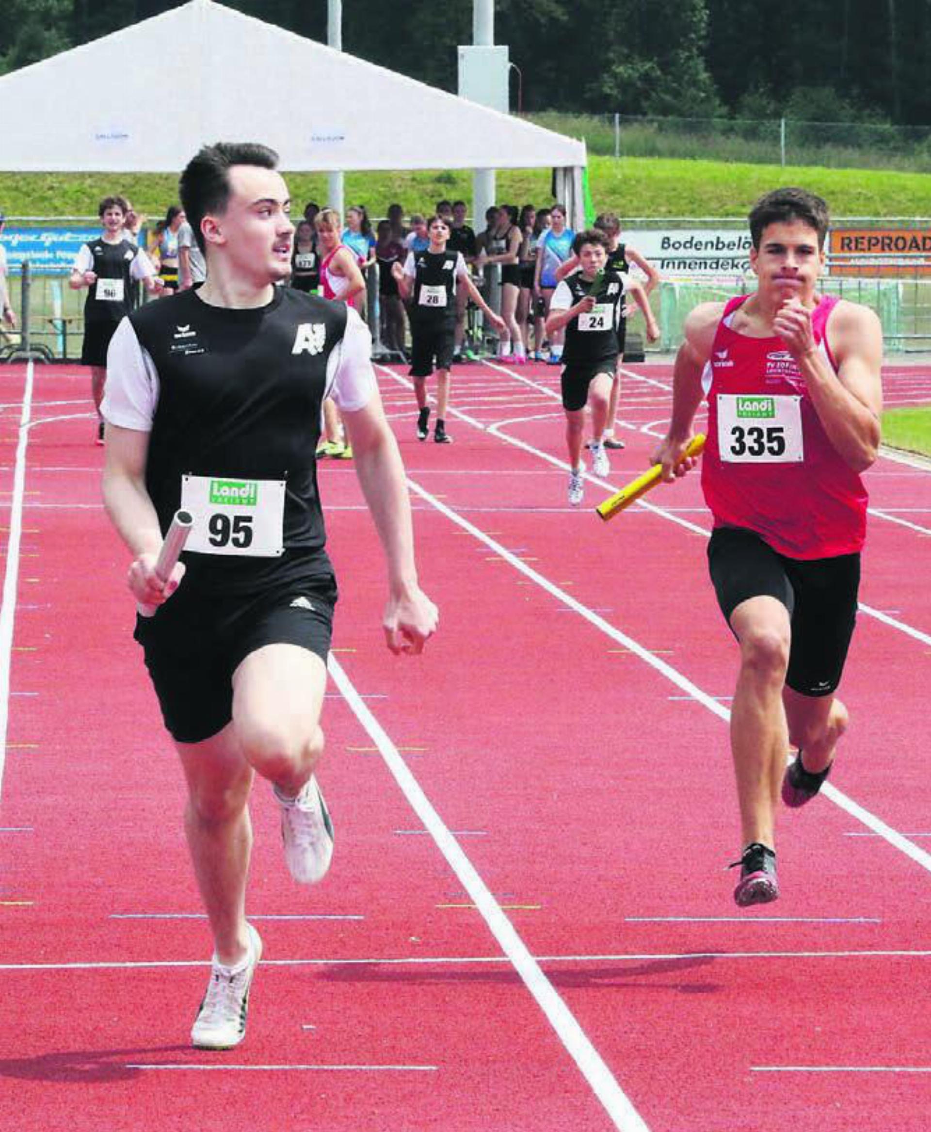 Levin Wirz (links) vom BTV Aarau rennt seinem Verfolger David Brügger ...