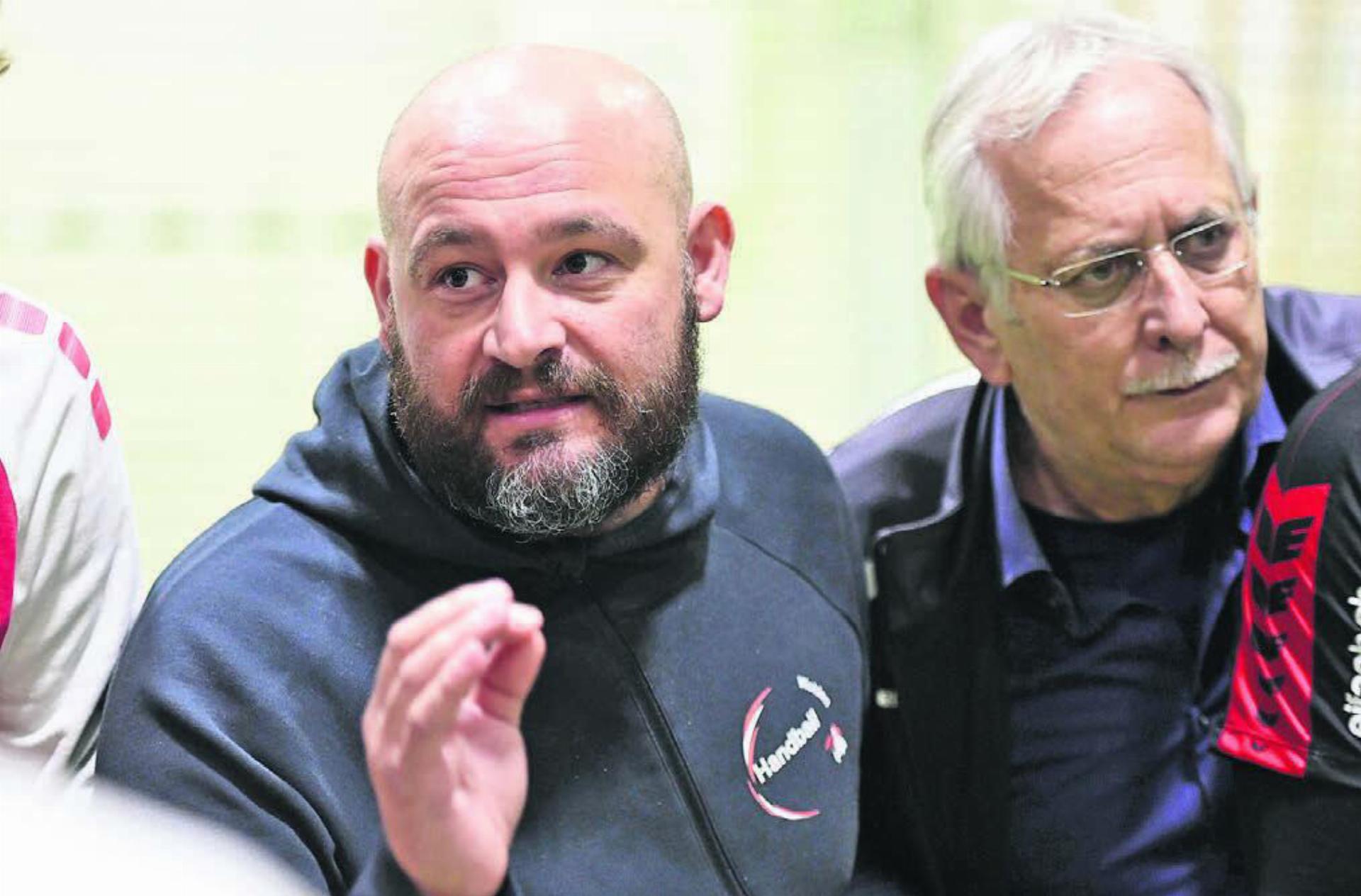 Ist es das letzte Spiel für Trainer Generoso Chechele (links) an der ...