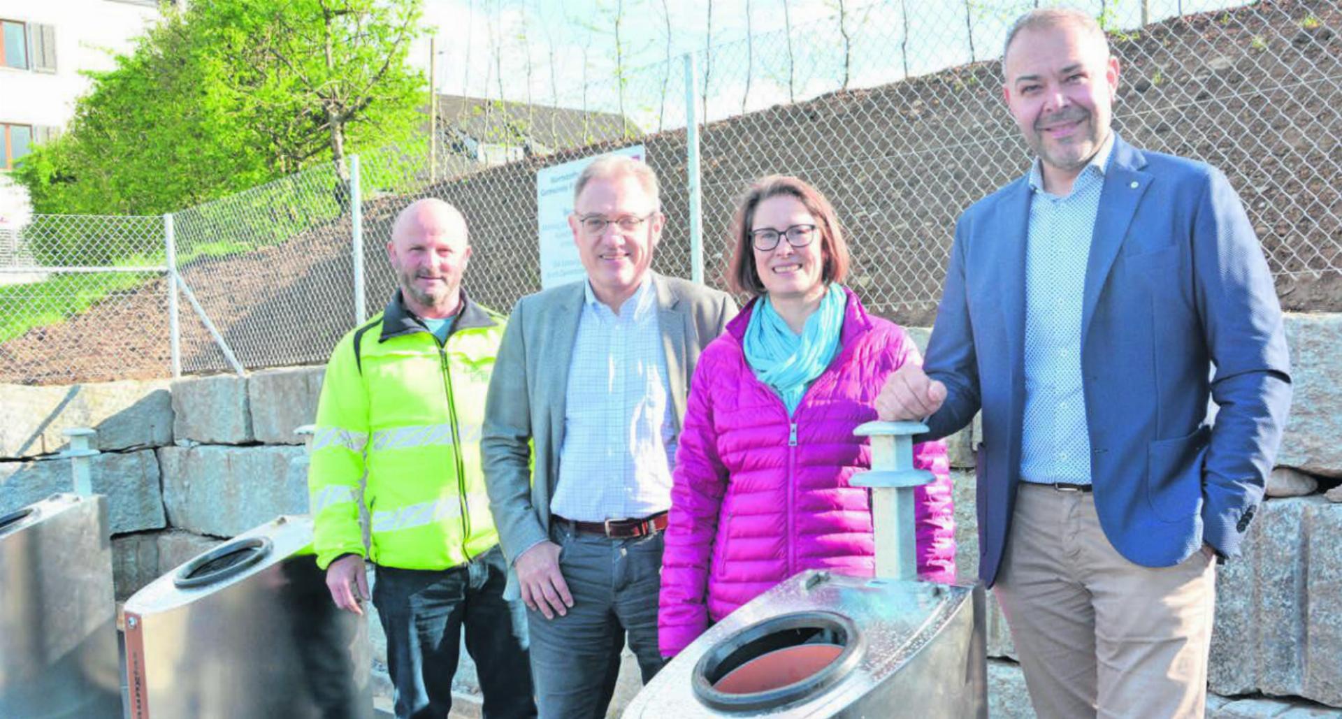 Sie freuen sich über die neue Unterflur-Wertstoffsammelstelle: (v. l ...